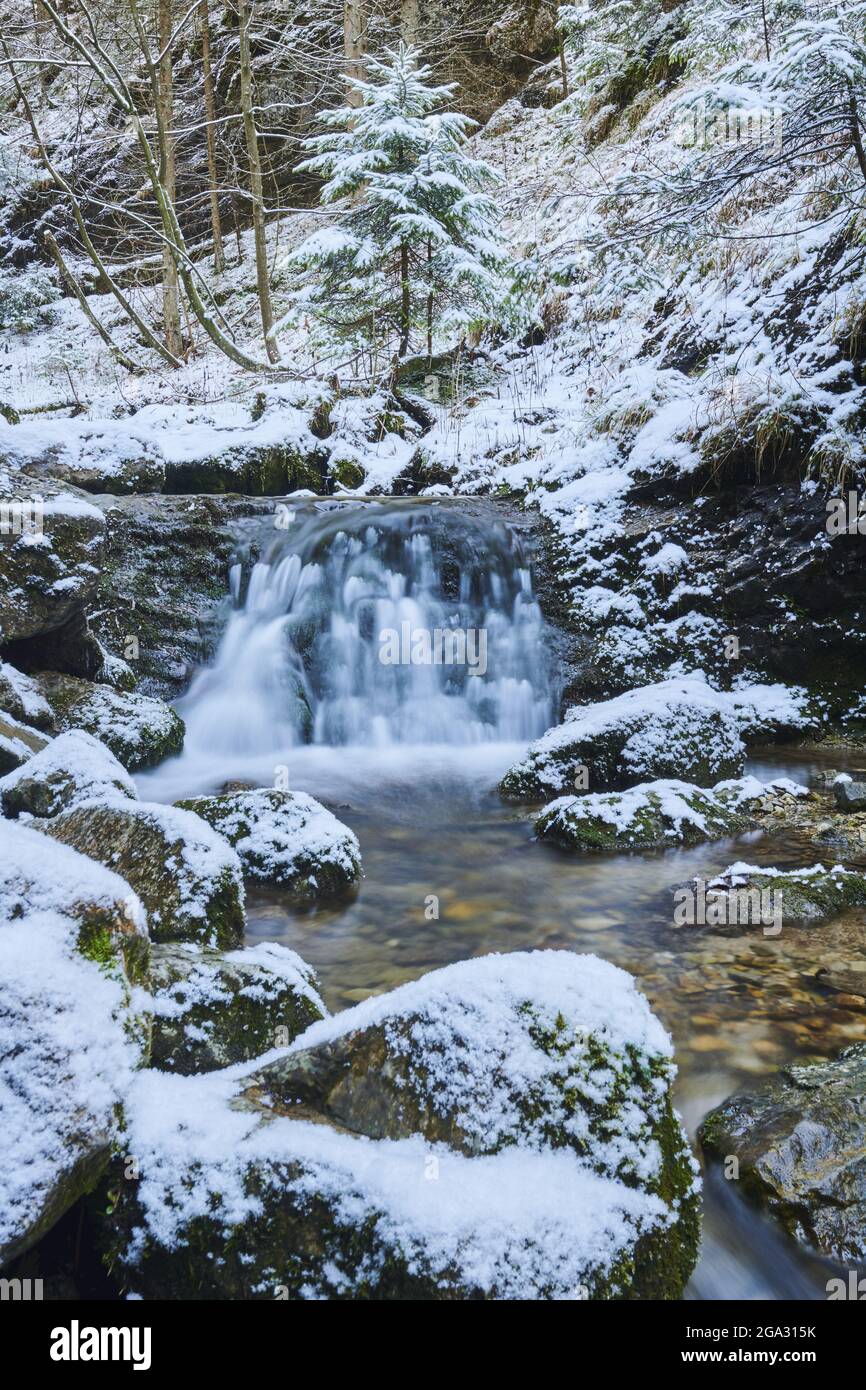 Snowy waterfall, Janosikove Diery, Kleine Fatra; Karpaten, Terchova ...