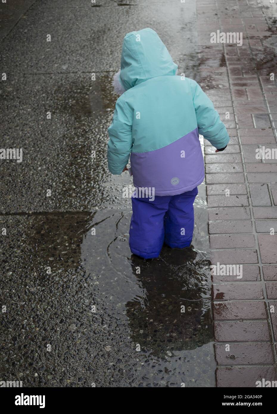 Children playing puddle hi-res stock photography and images - Alamy