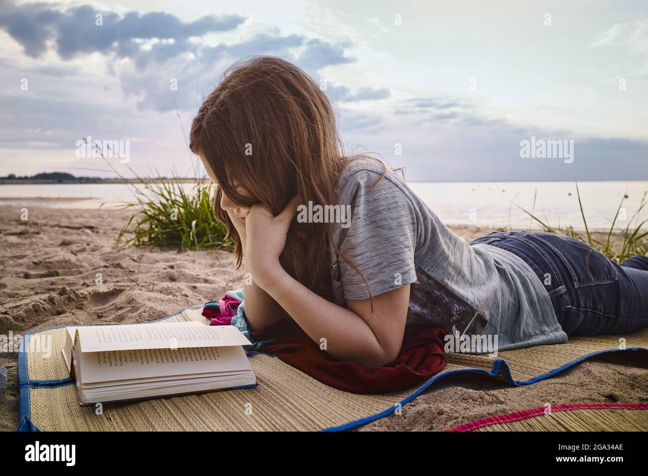 Preteen girl reading book hi-res stock photography and images - Alamy