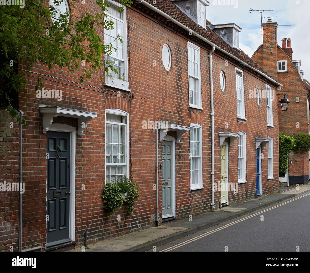 Row of same houses hi-res stock photography and images - Alamy
