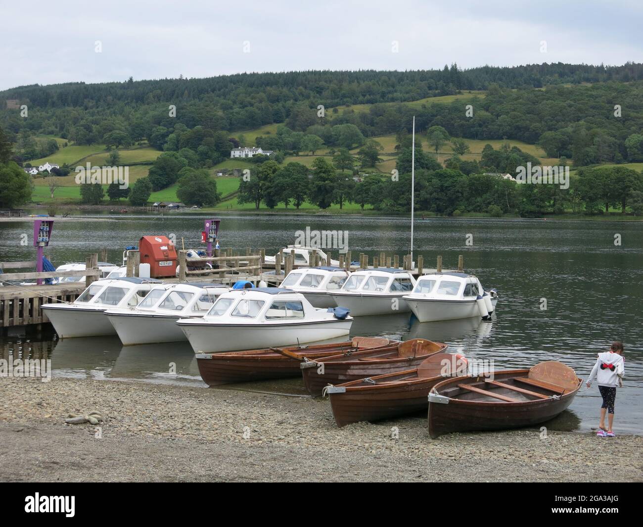 Boats moored at the jetty and on the lakeshore, Coniston Pier at ...