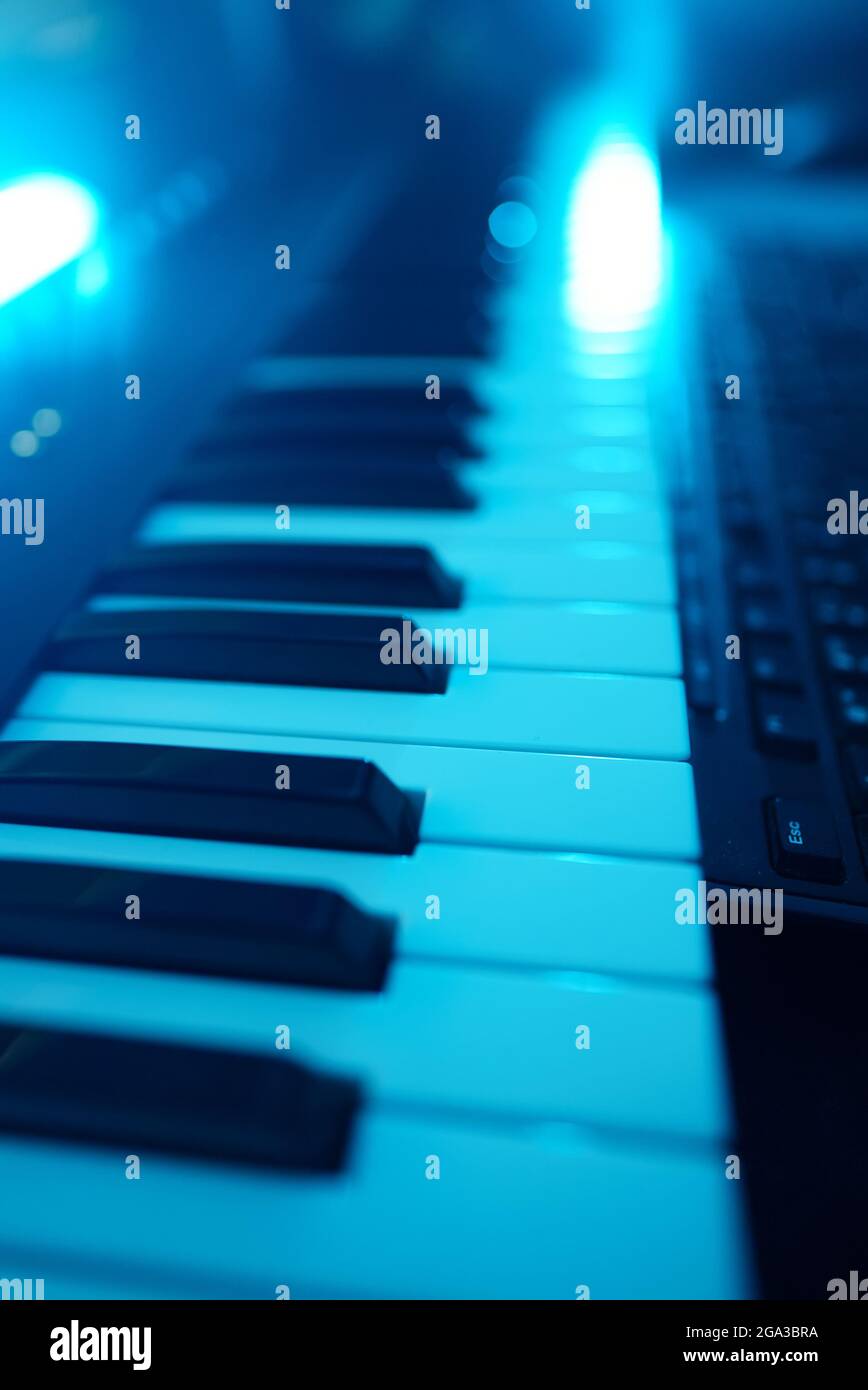 Synthesizer computer hi-res stock photography and images - Alamy