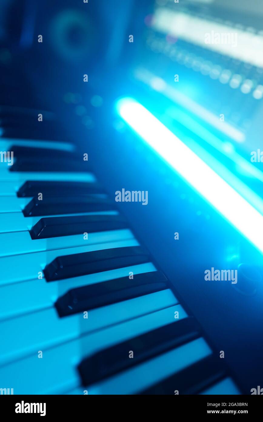Synthesizer computer hi-res stock photography and images - Alamy