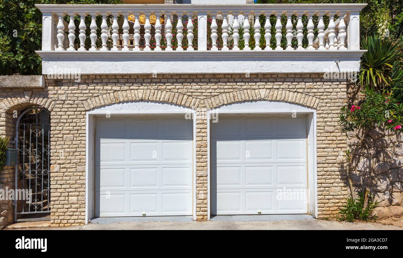 White garage doors hi-res stock photography and images - Alamy