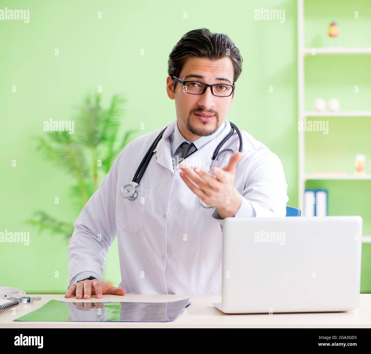 The doctor working in the hospital Stock Photo - Alamy