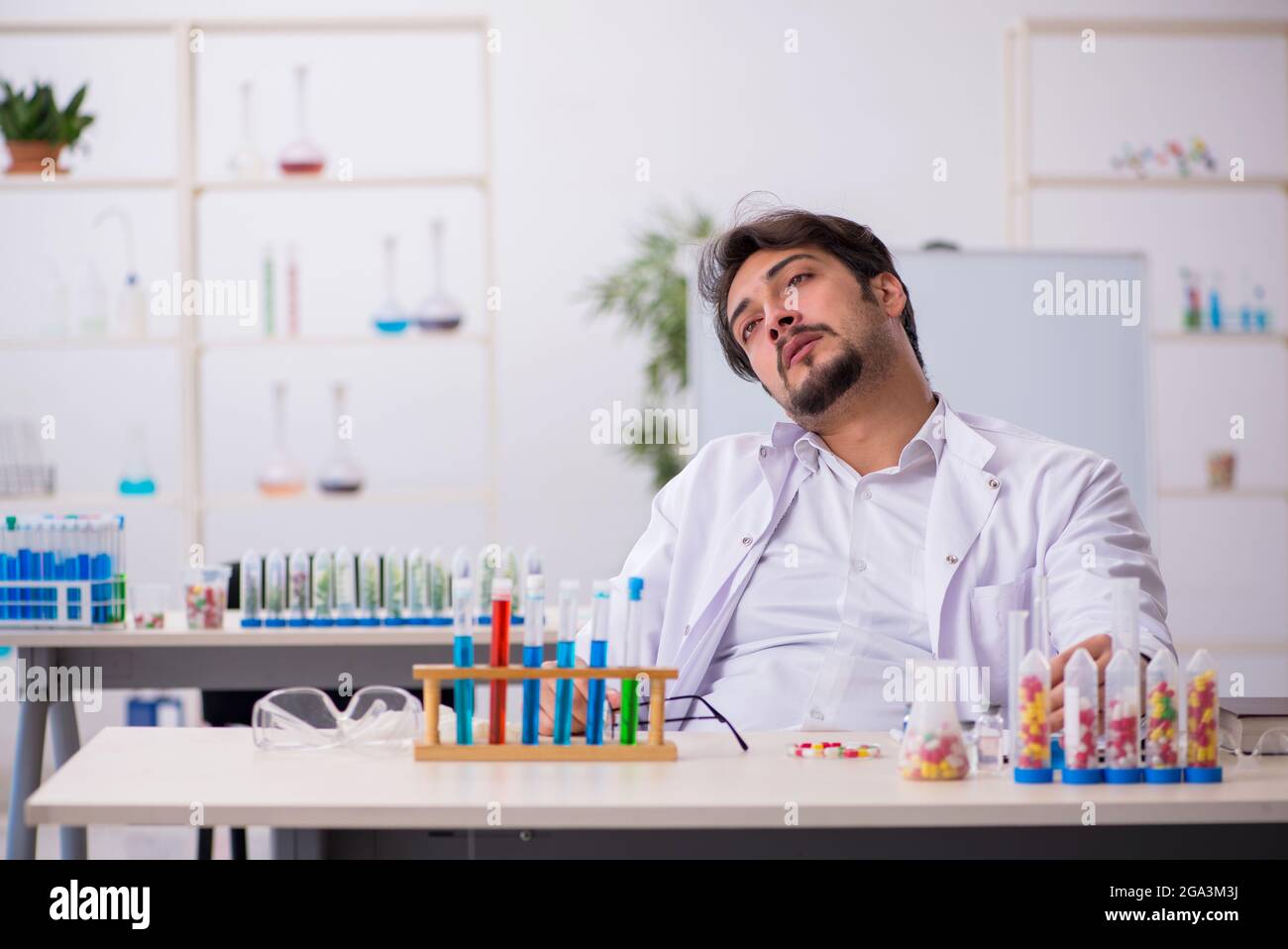 Young chemist in drugs synthesis concept Stock Photo - Alamy