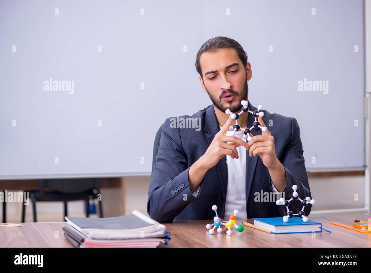 Young teacher physicist in the classroom Stock Photo - Alamy