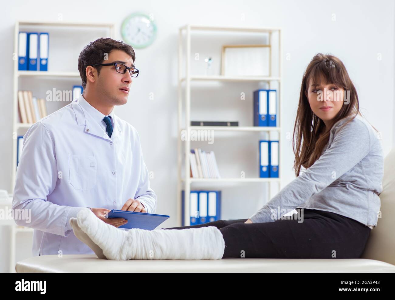 The doctor examining patient with broken leg Stock Photo - Alamy