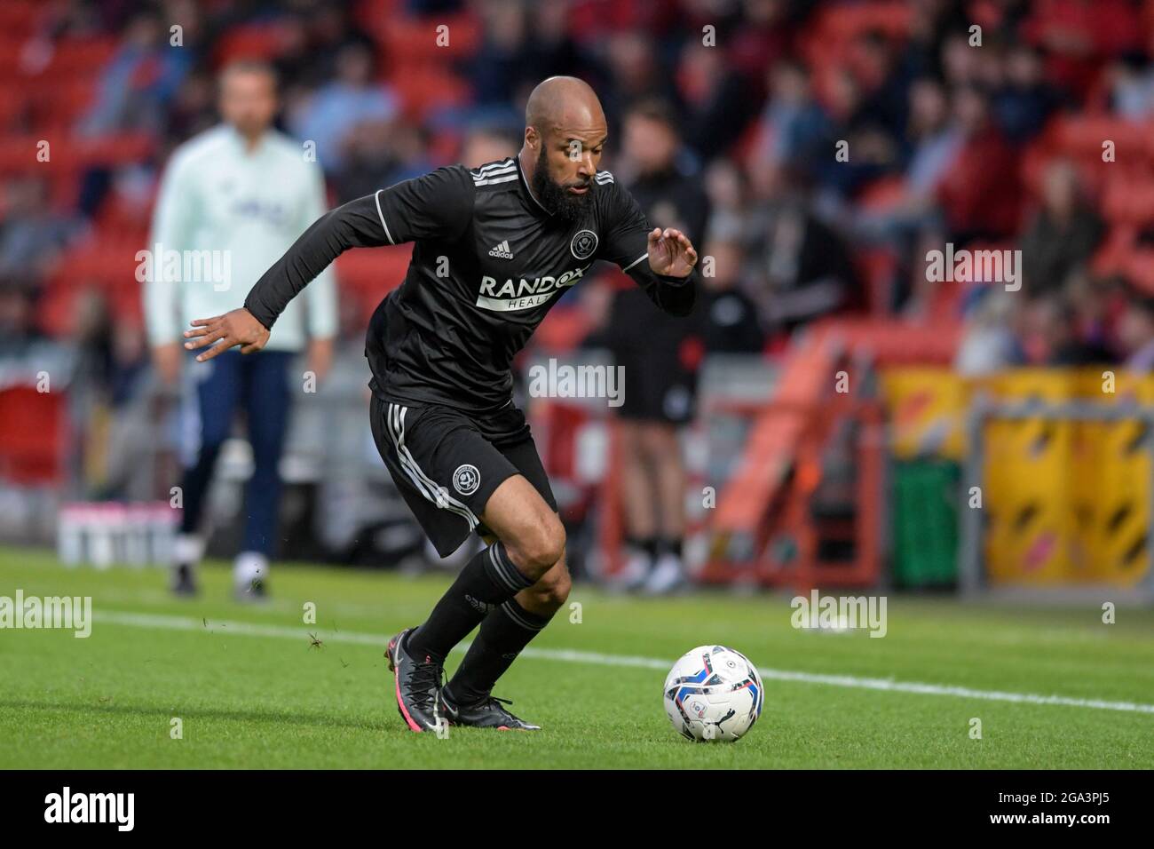David McGoldrick #17 of Sheffield United runs forward with the ball ...