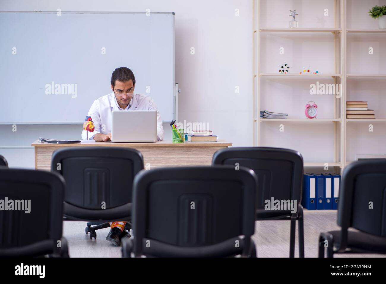 Young doctor giving seminar in the classroom Stock Photo - Alamy