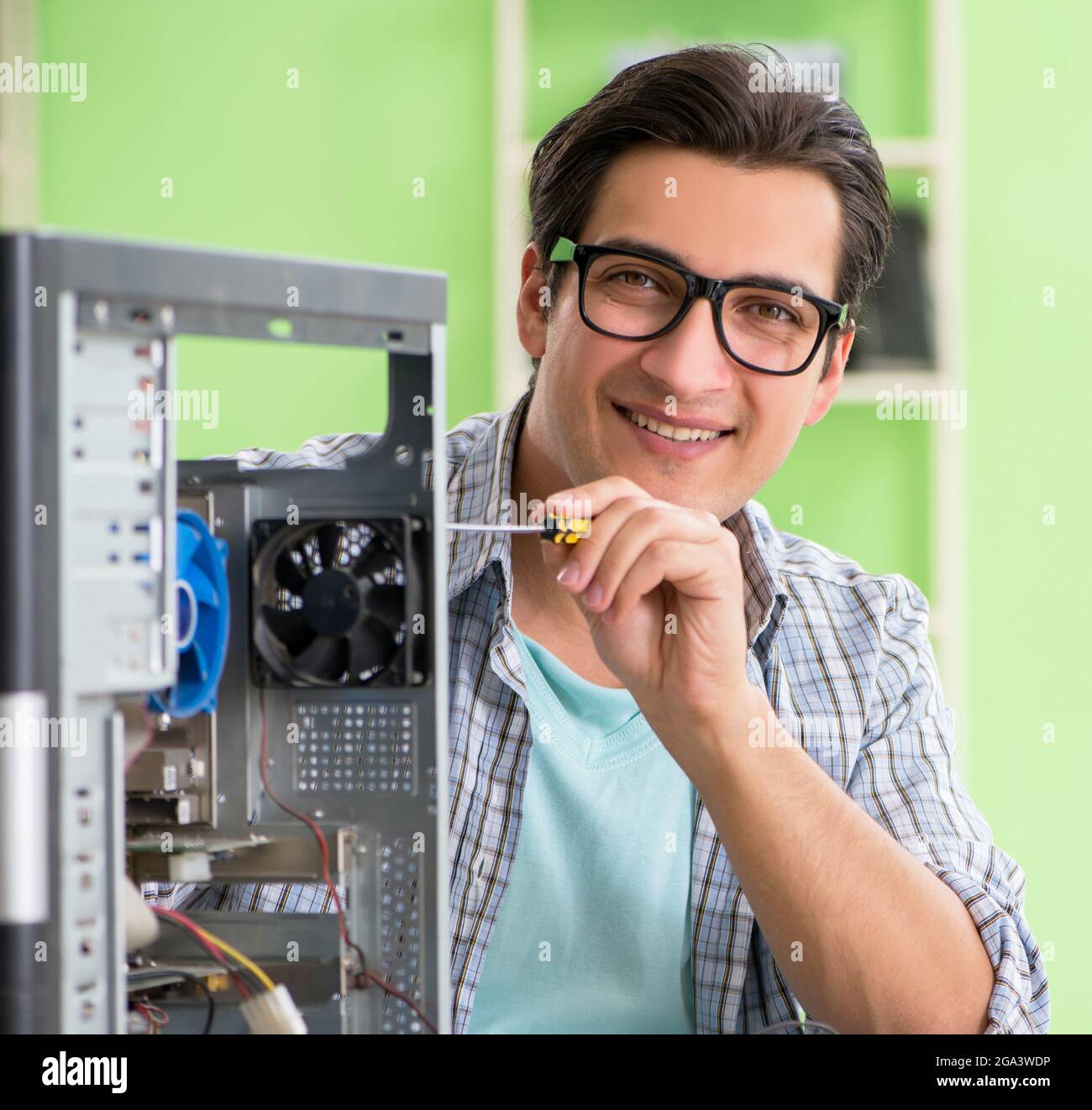 The computer engineer repairing broken desktop Stock Photo - Alamy