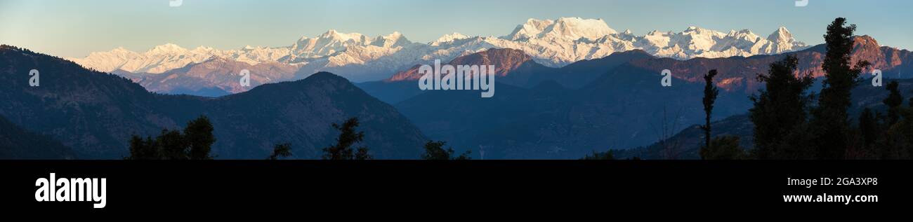 View of the skyline of mount everest and the himalayas hi-res stock ...
