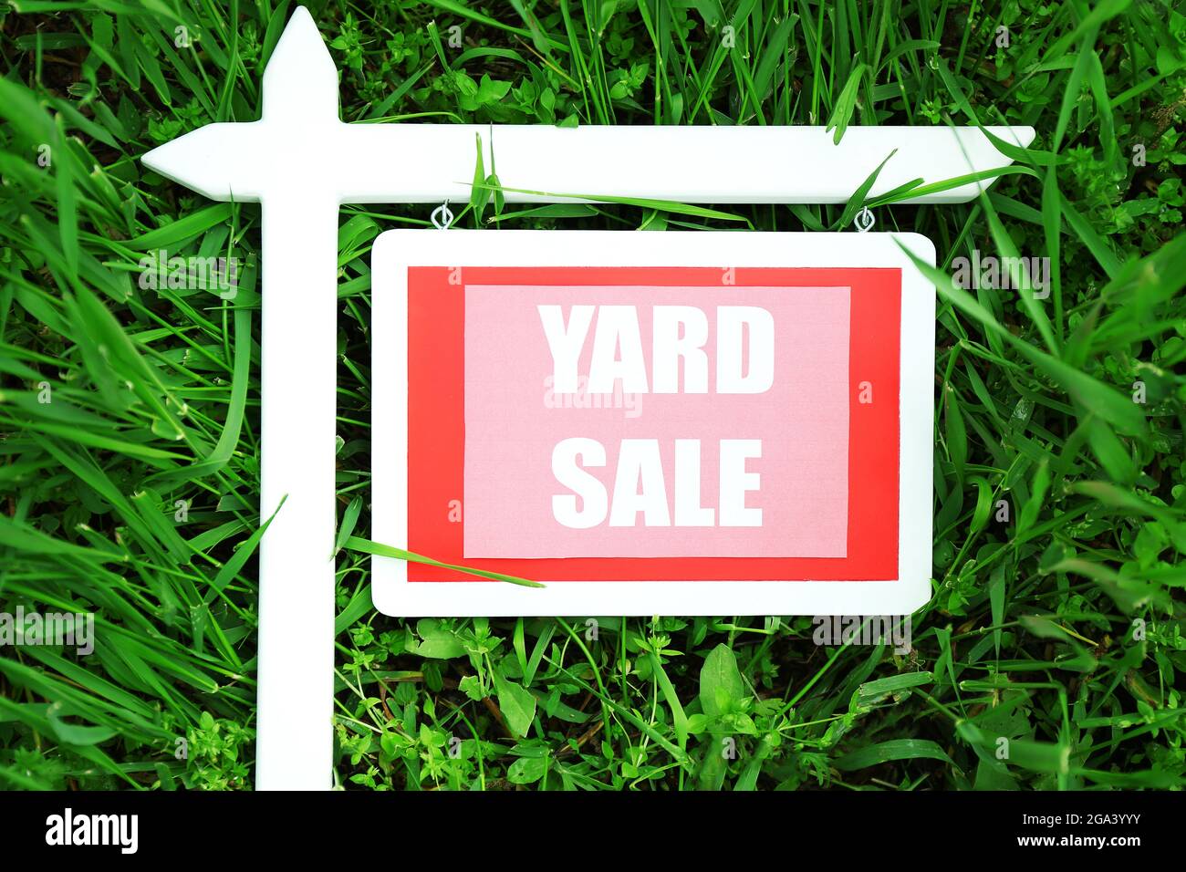Wooden Yard Sale sign over green grass background Stock Photo - Alamy