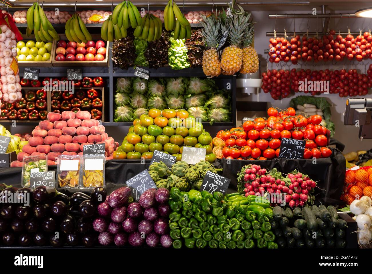 Market counter with fruits and vegetables Stock Photo - Alamy
