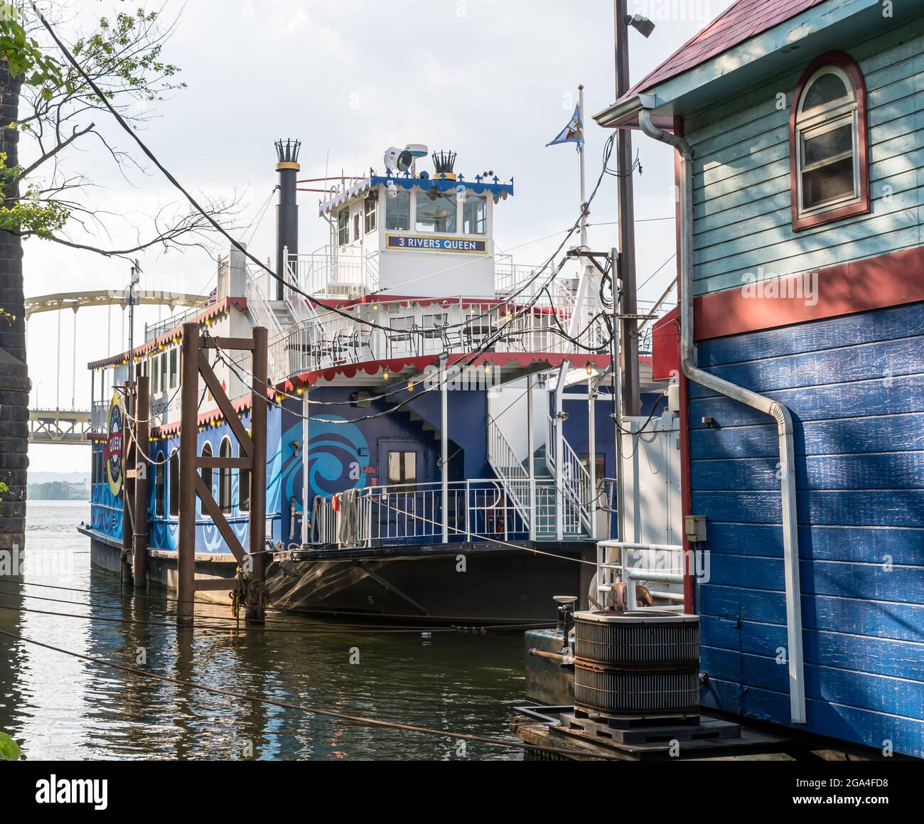 The 3 Rivers Queen, a paddle boat in the Gateway Clipper fleet in ...