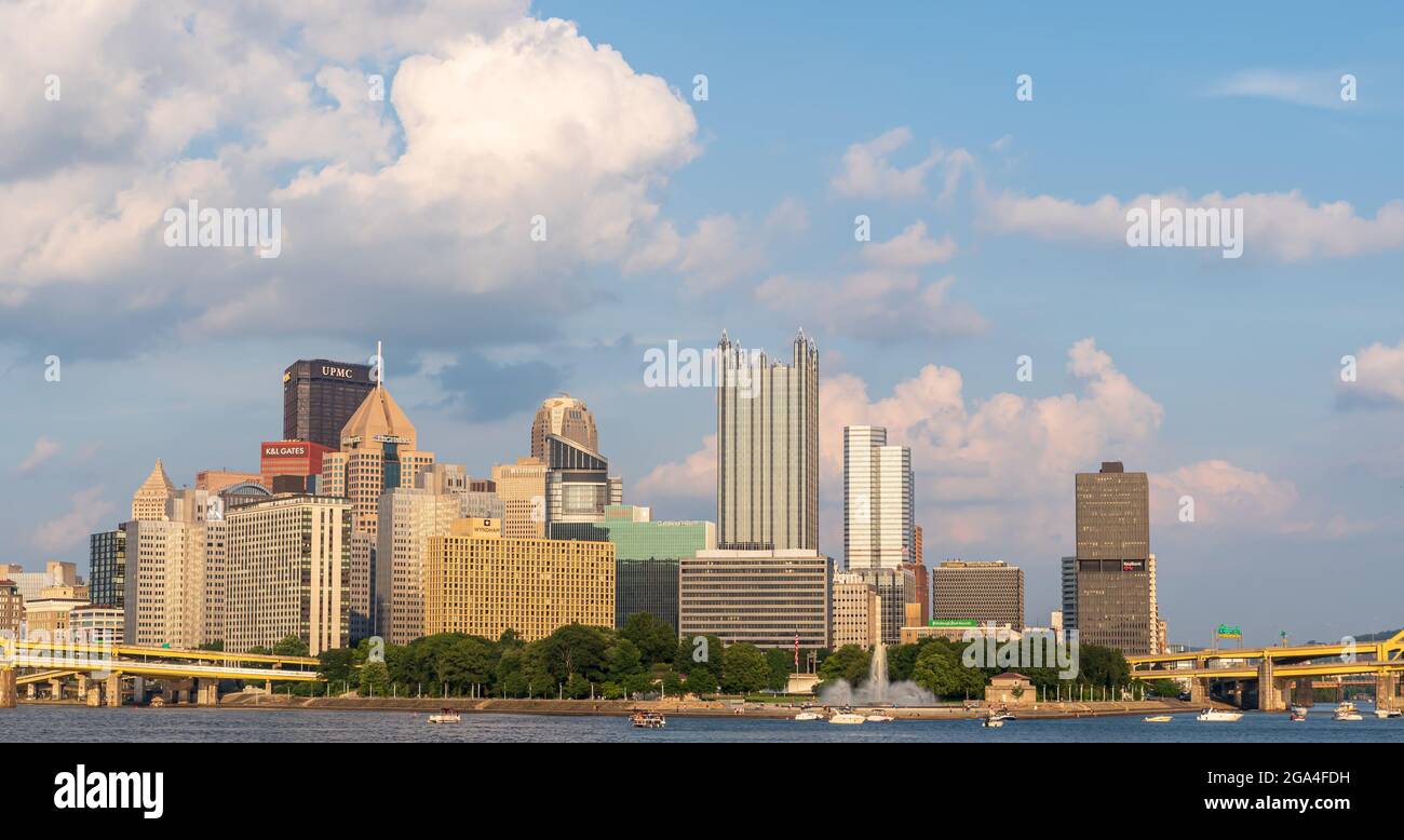 The fountain at Point State Park with downtown Pittsburgh, Pennsylvania ...