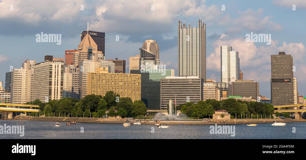 The fountain at Point State Park with downtown Pittsburgh, Pennsylvania ...