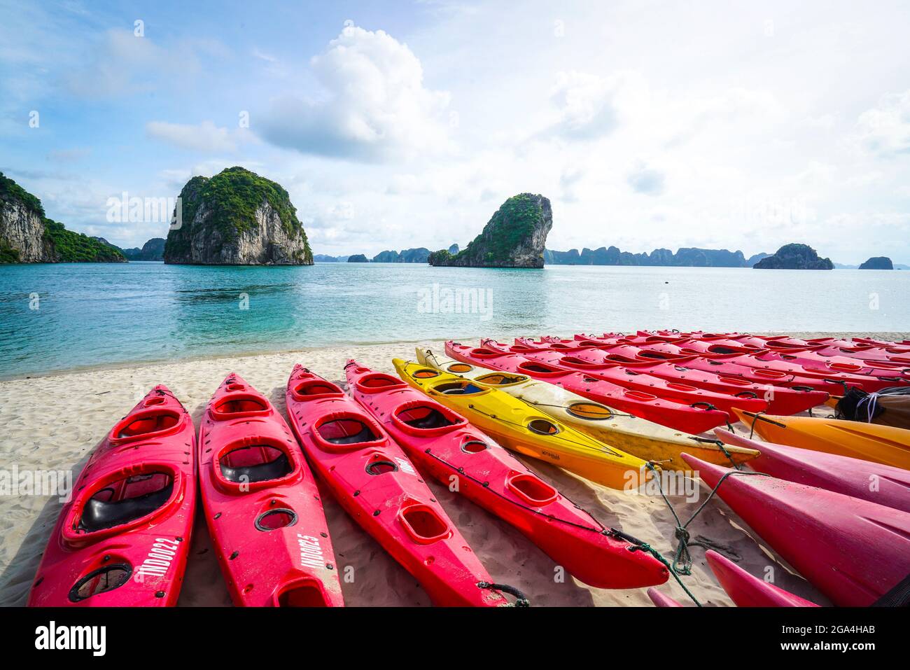 Nice kayak in Ha Long bay northern Vietnam Stock Photo - Alamy