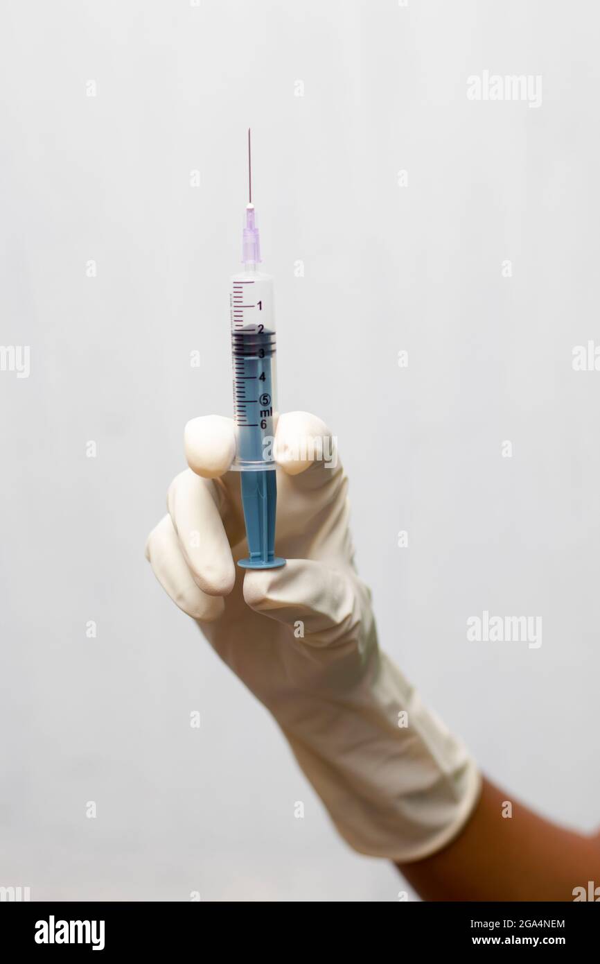 hand holding syringe Stock Photo - Alamy