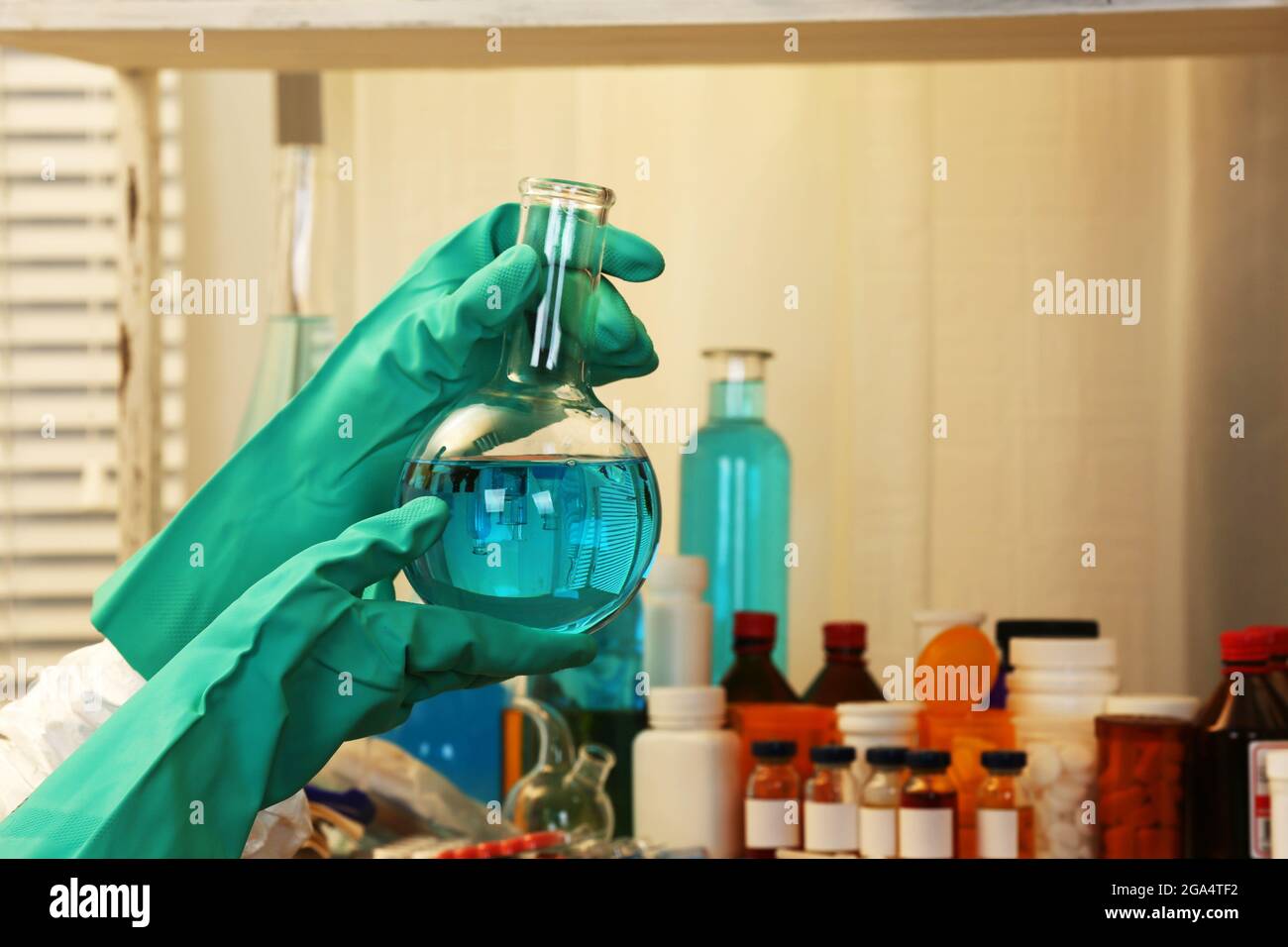 Chemist working in drug laboratory Stock Photo - Alamy