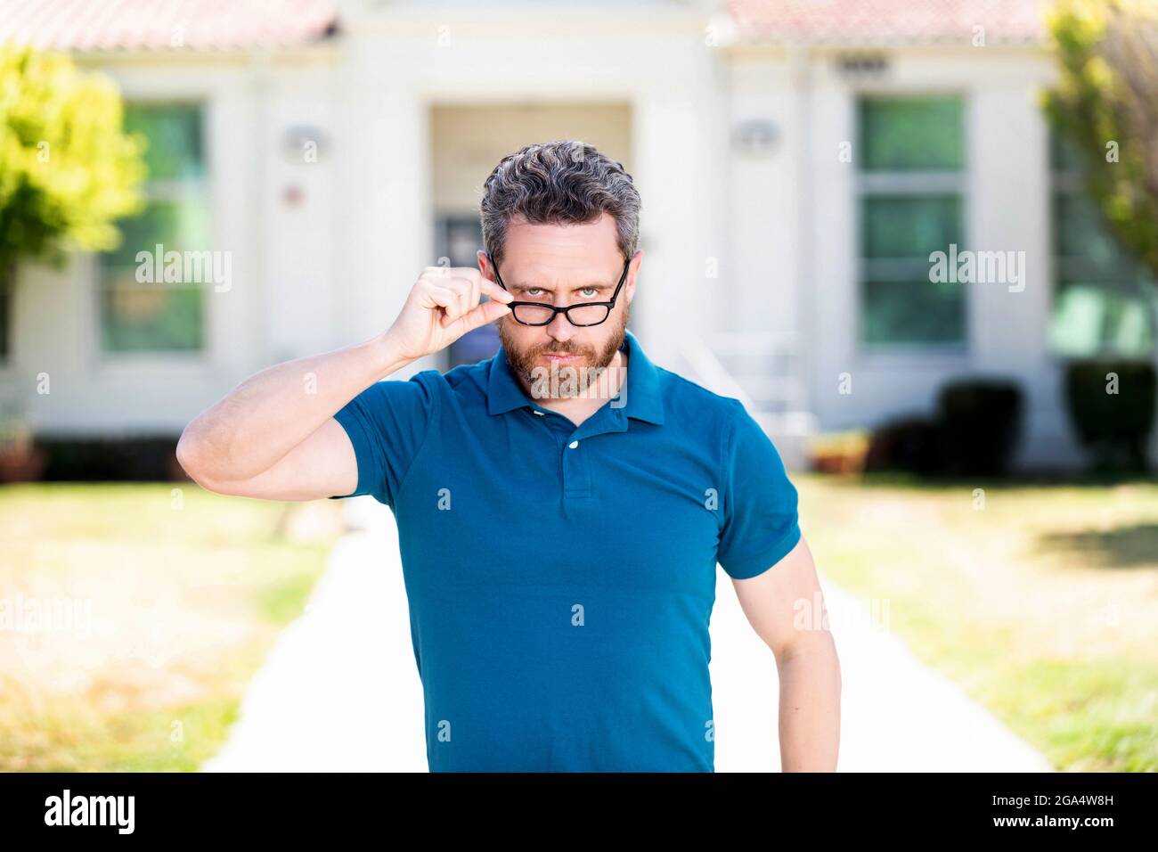 Serious looking back hi-res stock photography and images - Alamy