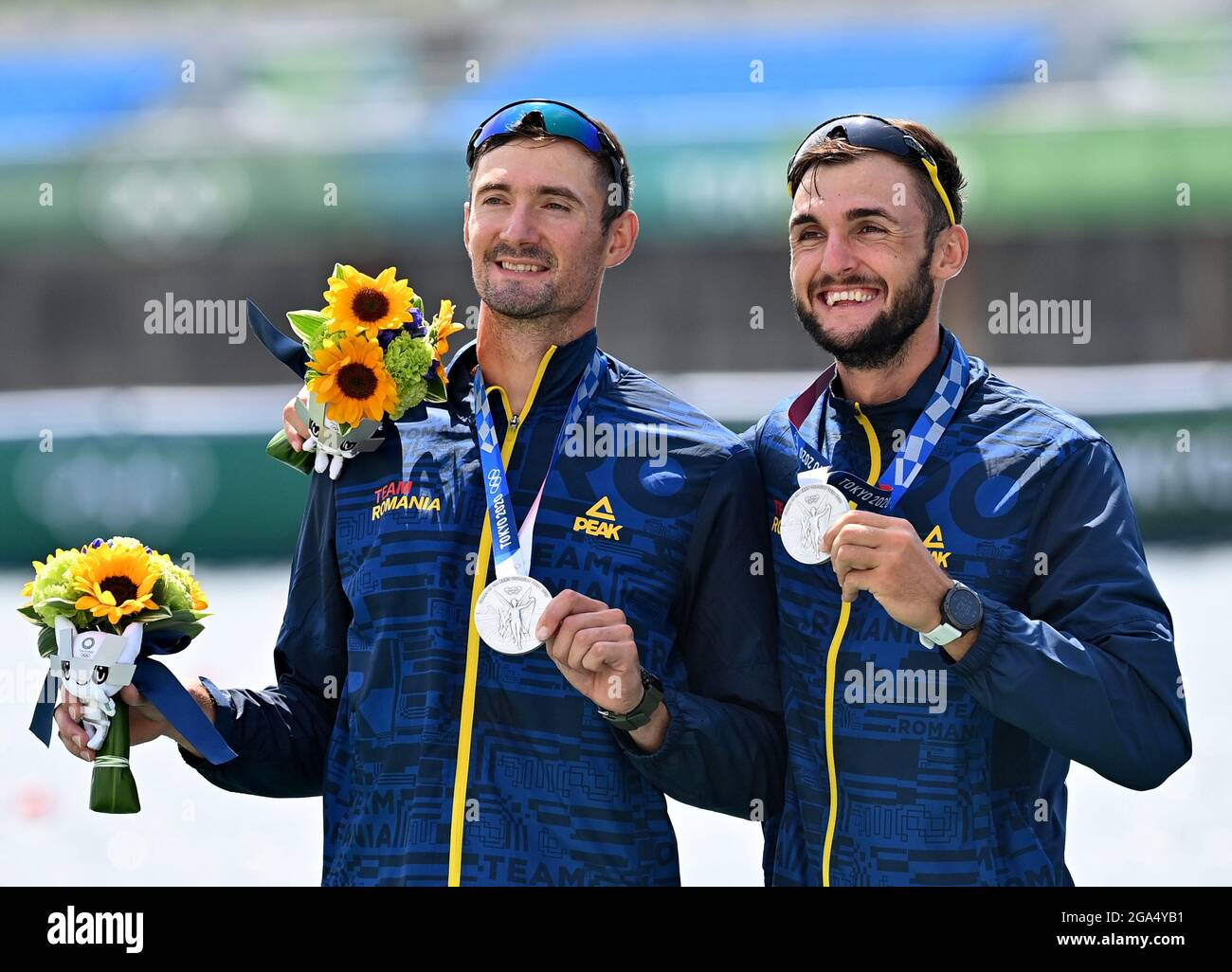 (210729) -- TOKYO, July 29, 2021 (Xinhua) -- Marius Cozmiuc (L) and ...