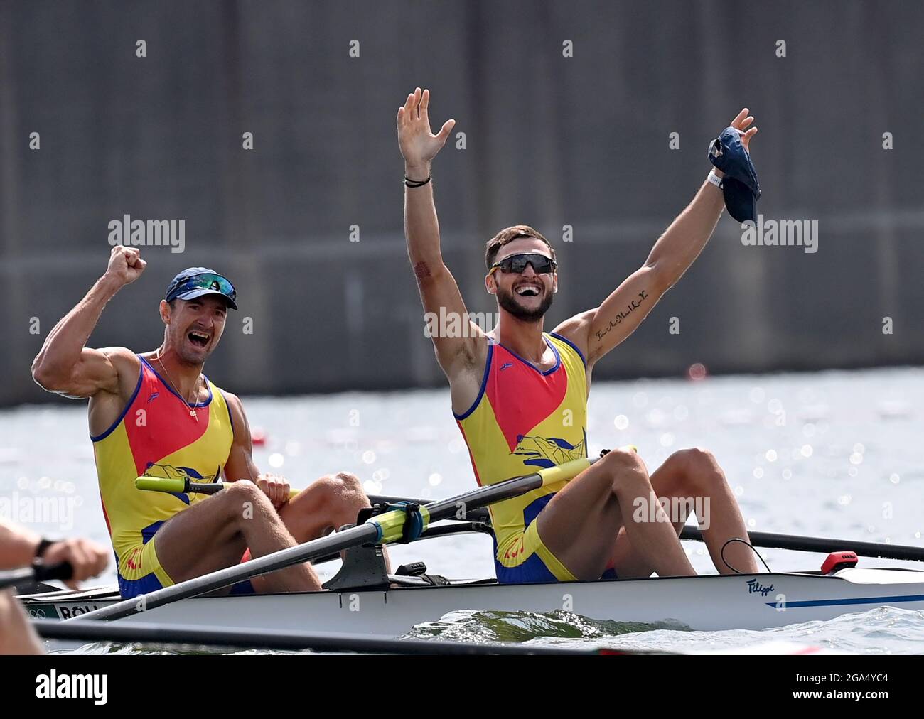 (210729) -- TOKYO, July 29, 2021 (Xinhua) -- Marius Cozmiuc (L) and ...