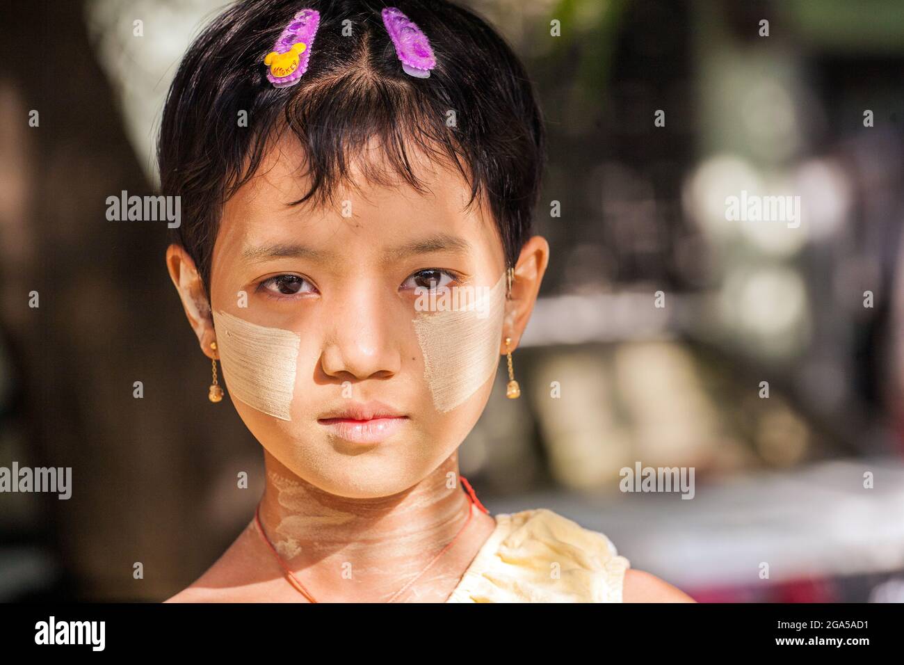 Beautiful burmese girl hi-res stock photography and images - Alamy