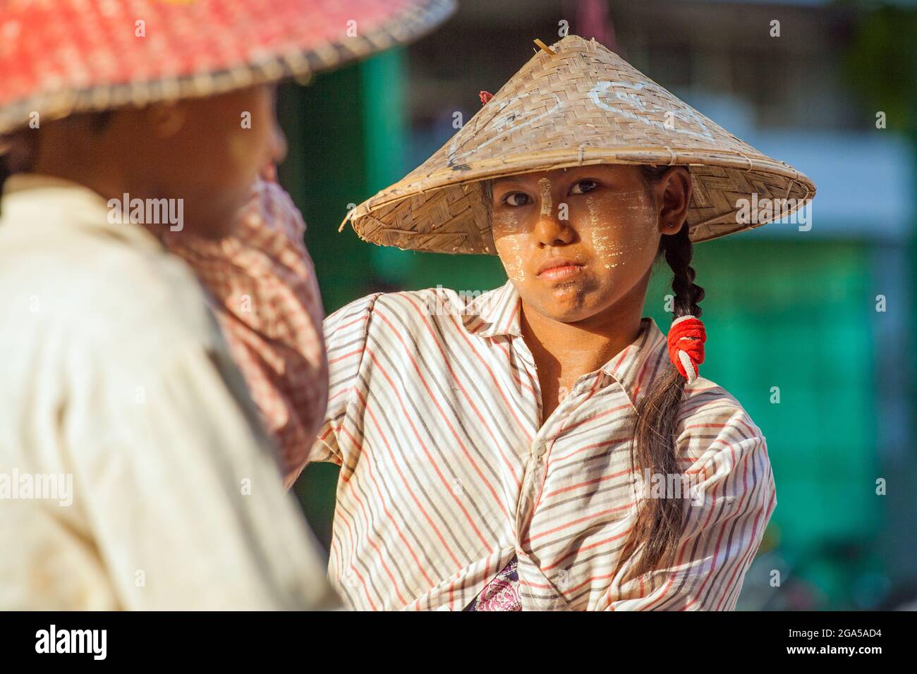 Myanmar female manual workers hi-res stock photography and images - Alamy
