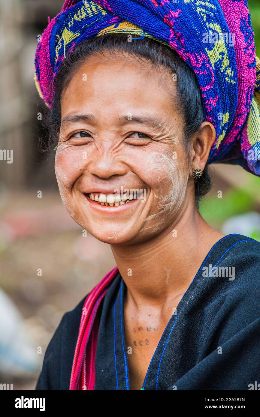 Market trader from Pa'o (Pa-o) ethnic hill tribe wearing blue turban ...