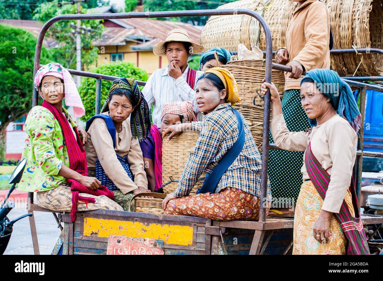 Females from Pa'o (Pa-o) ethnic hill tribe wearing colourful turbans ...