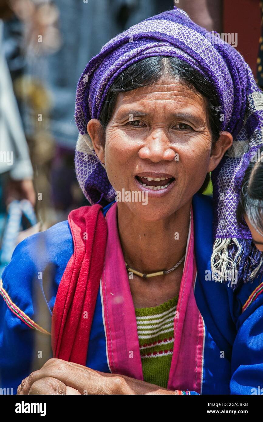 Female from Pa'o (Pa-o) hill tribe wearing blue turban visiting market ...