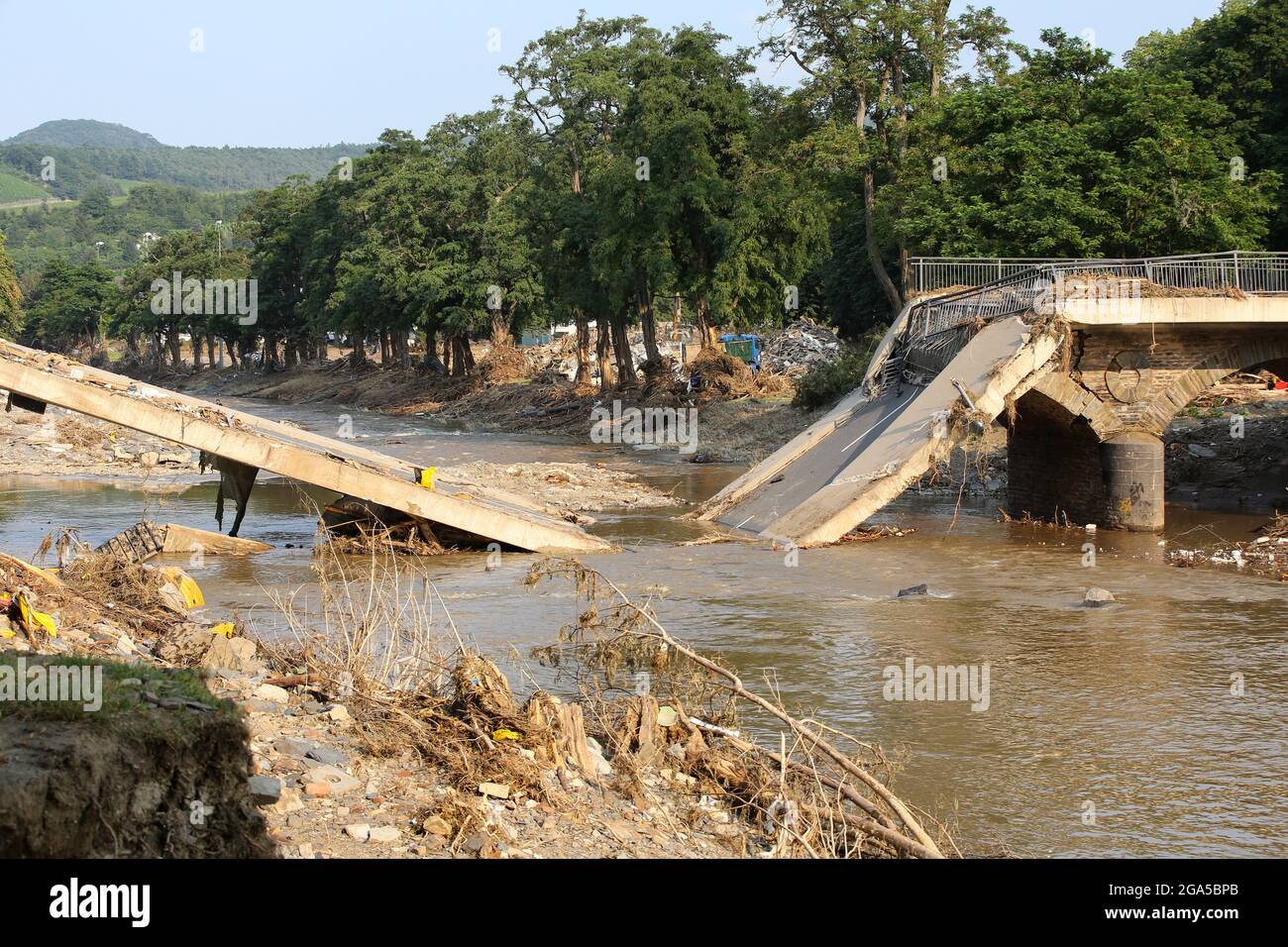 Destroyed bridge hi-res stock photography and images - Alamy