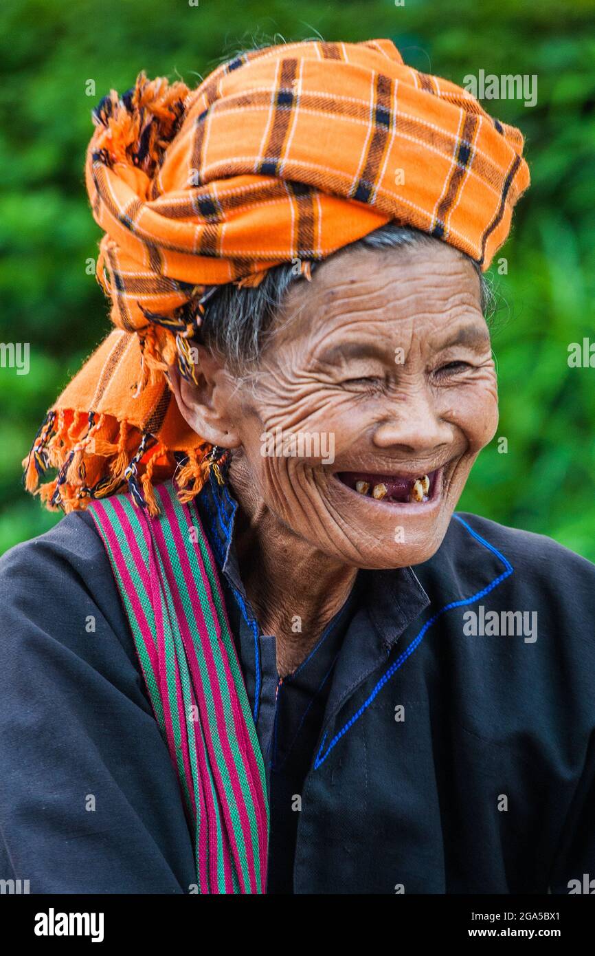 Elderly market trader from Pa'o (Pa-o) hill tribe wearing orange turban ...