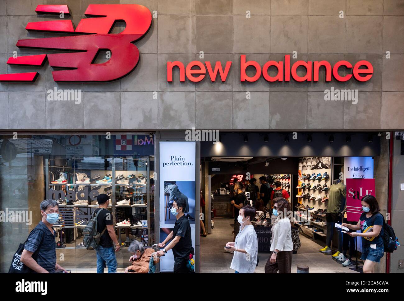 New balance logo brand hi-res stock photography and images - Alamy