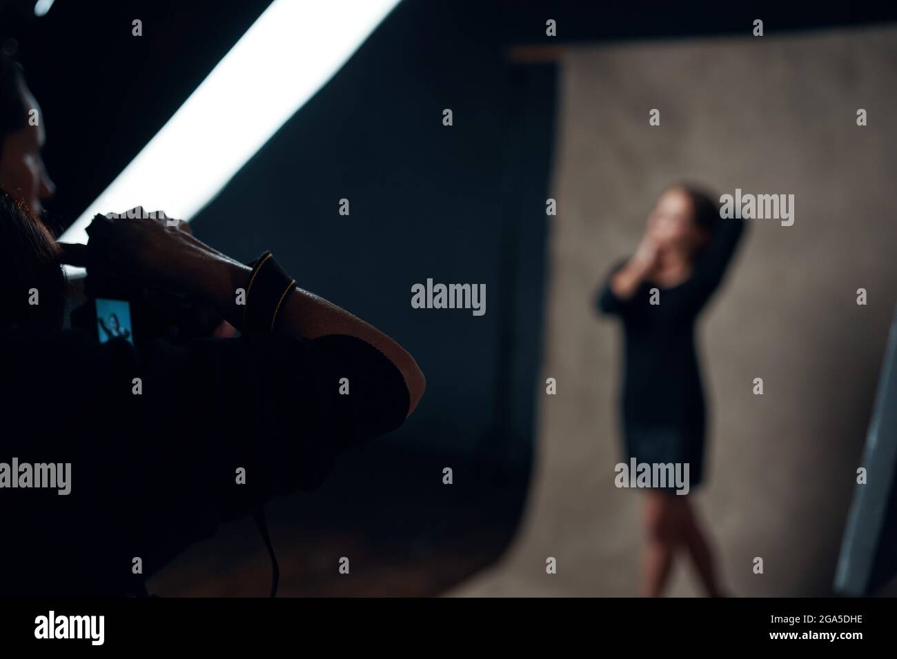 woman posing for photographer studio professional Stock Photo - Alamy