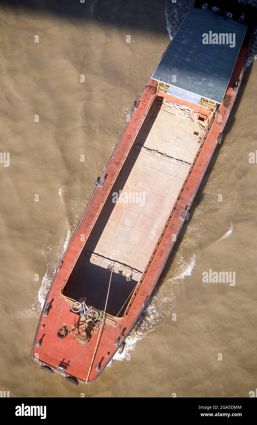 China: Goods being transported on the Huangpu Jiang (Huangpu River ...