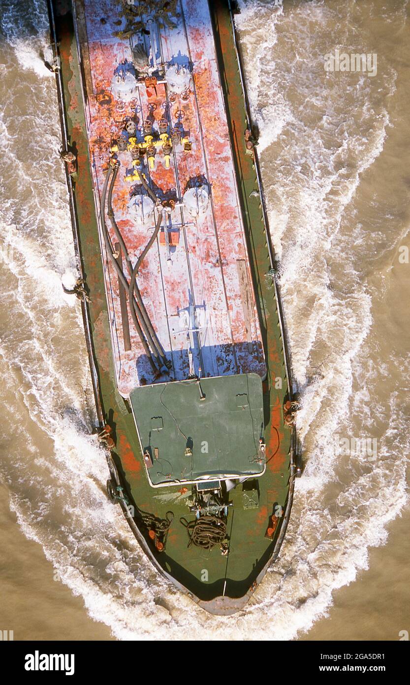 China: Goods being transported on the Huangpu Jiang (Huangpu River ...
