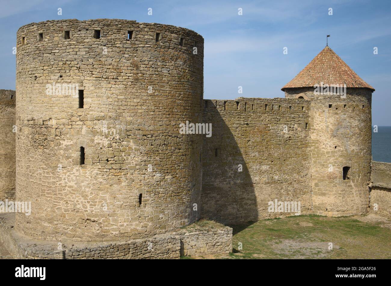 Stone walls round towers hi-res stock photography and images - Alamy