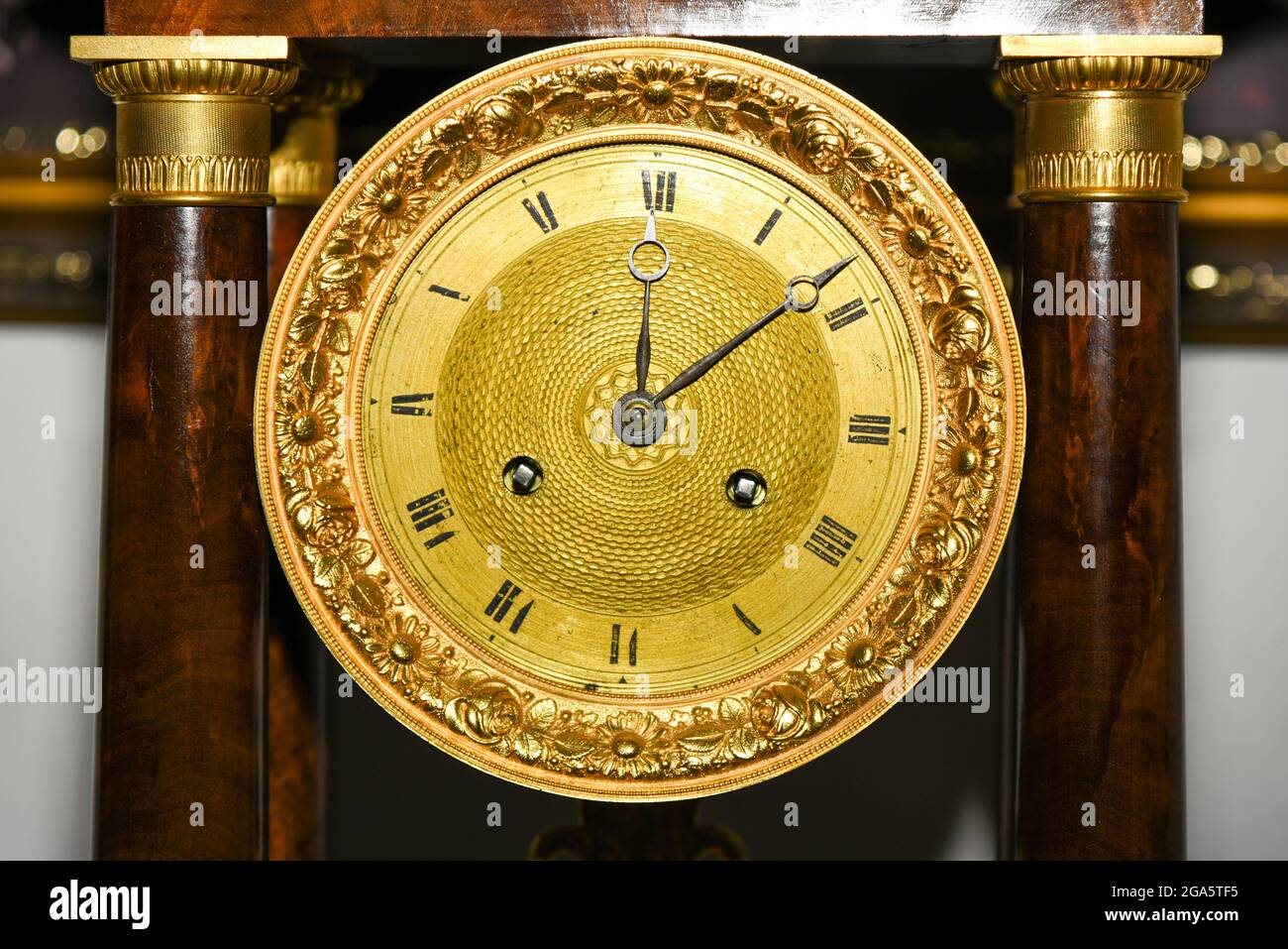 Large mechanical clock hi-res stock photography and images - Alamy