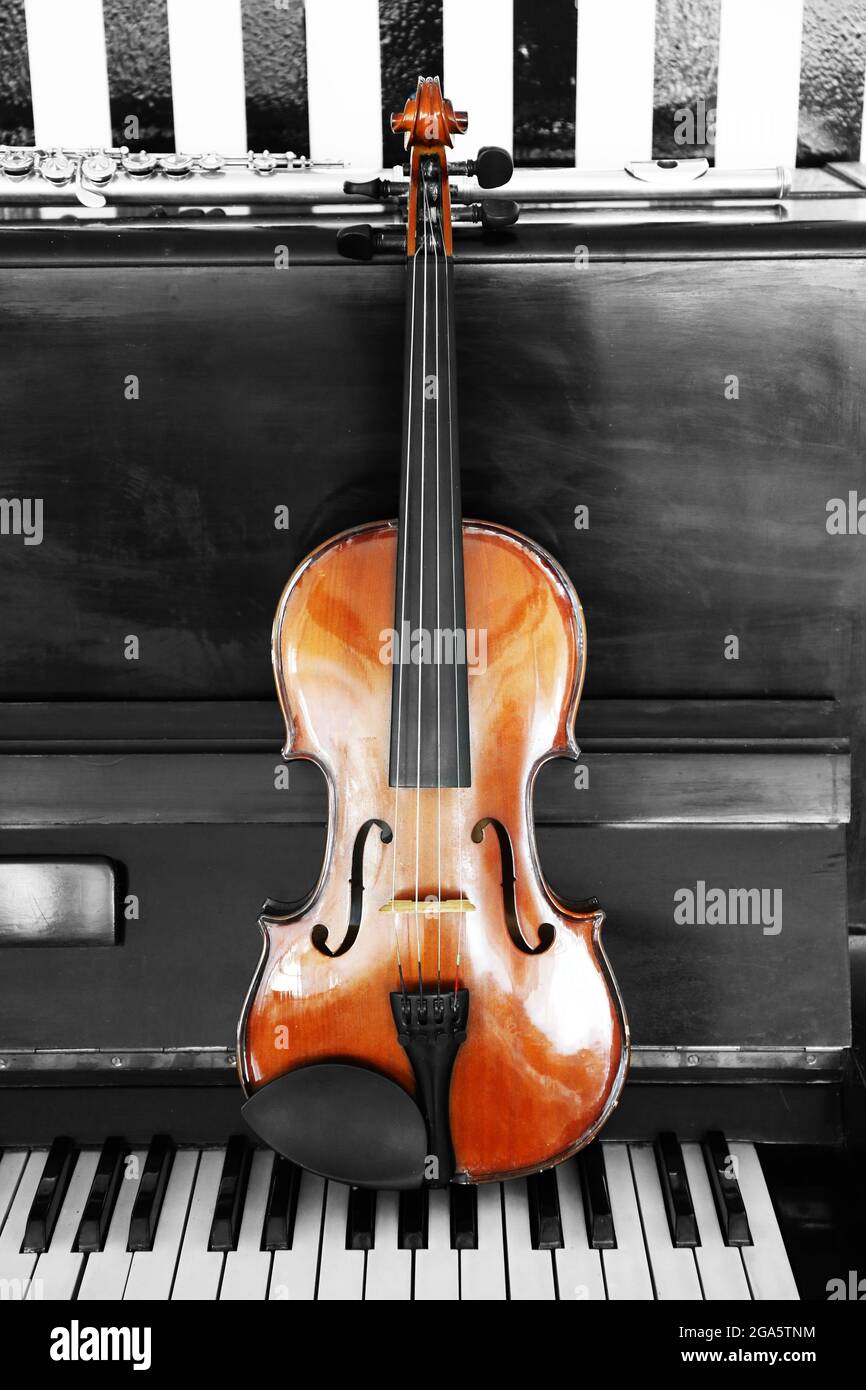 Violin on piano background Stock Photo - Alamy