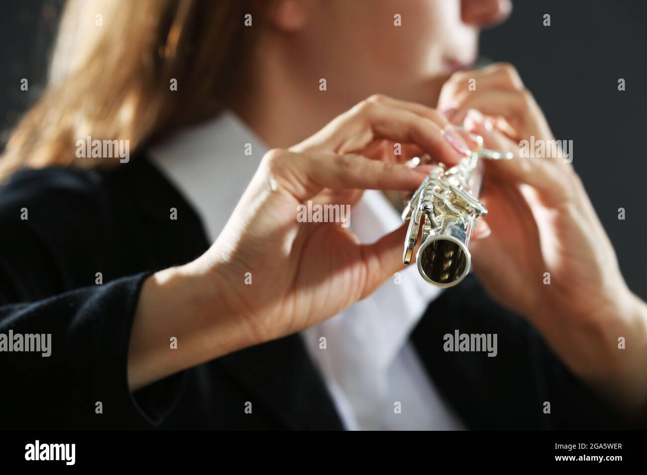Transverse flute player hi-res stock photography and images - Alamy