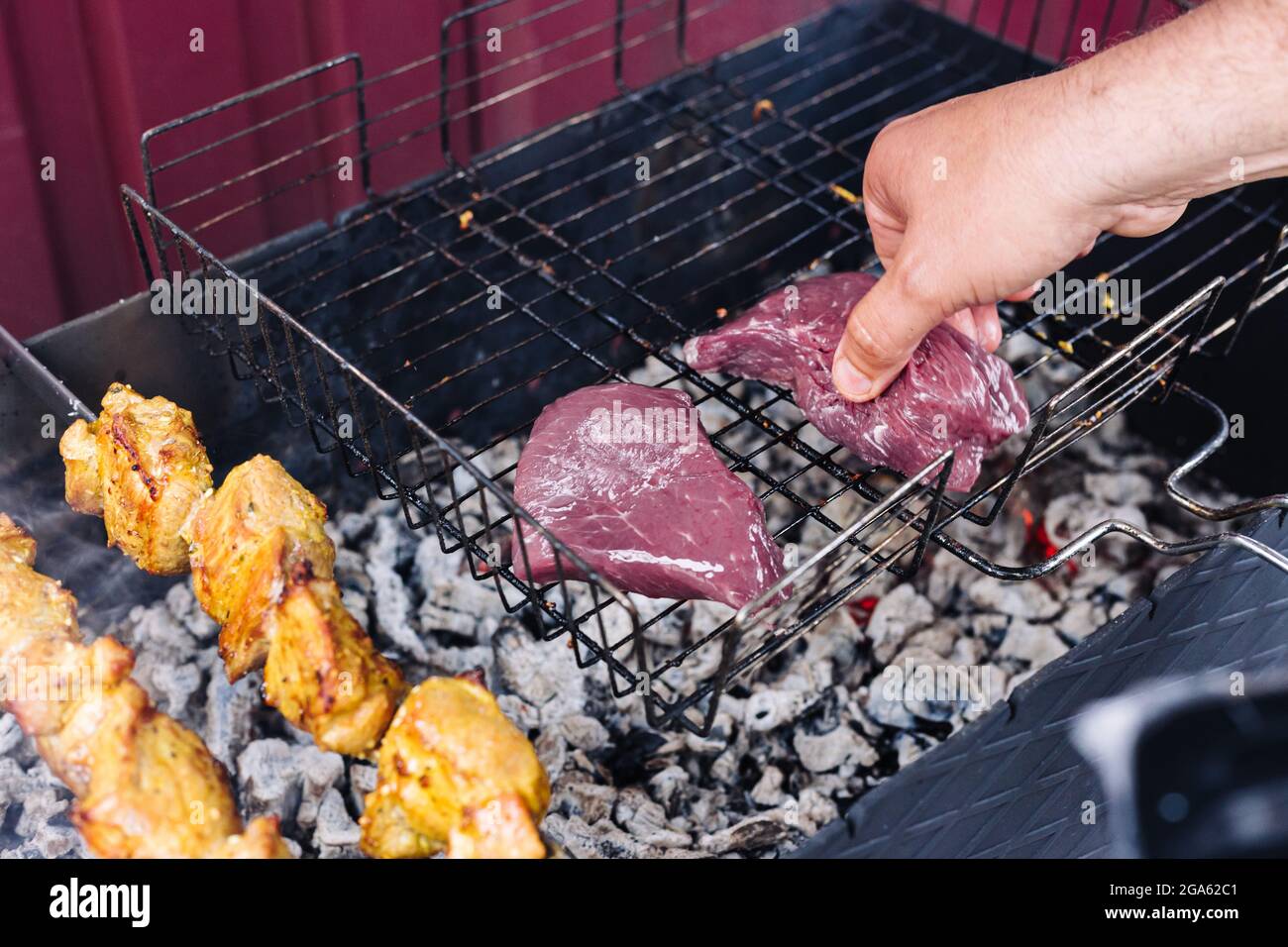 The steak is grilled. Steak on the wire rack Stock Photo - Alamy