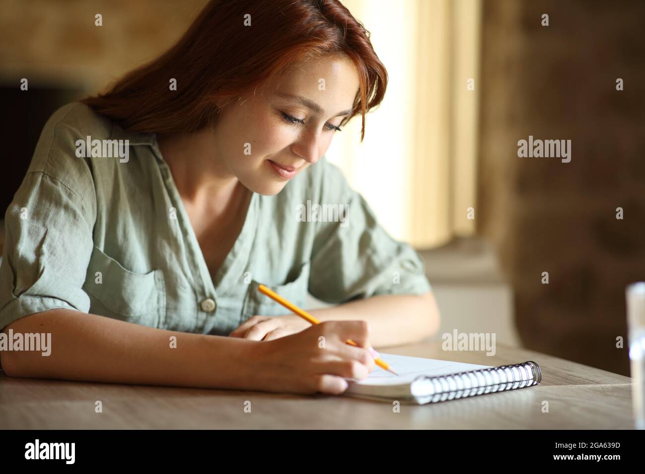 Woman sketching outside hi-res stock photography and images - Alamy