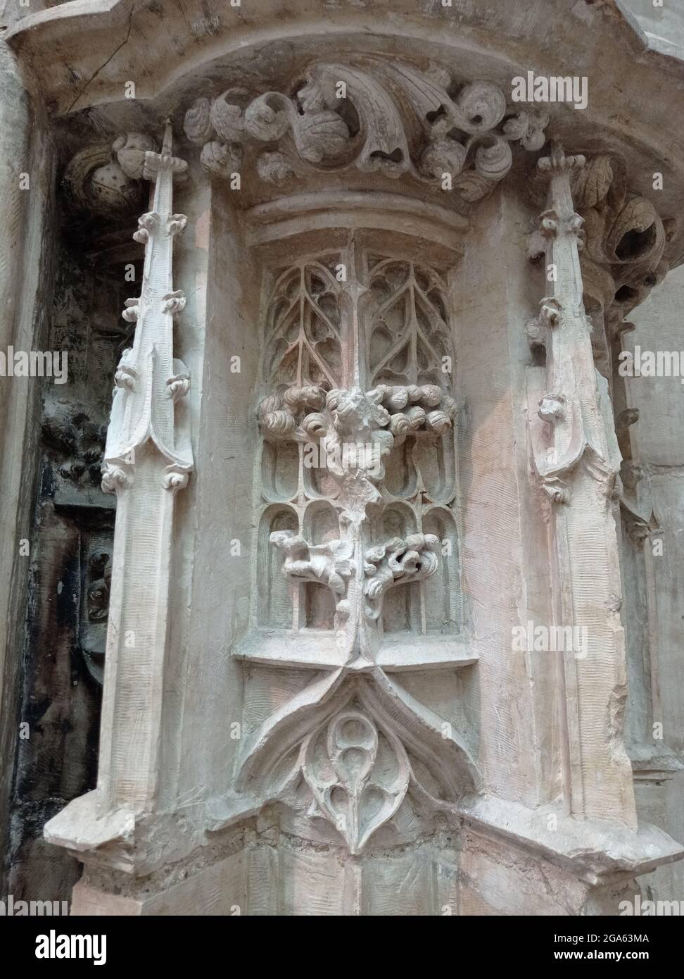 Intérieur de l'église Saint Florentin, Yonne, France Stock Photo - Alamy