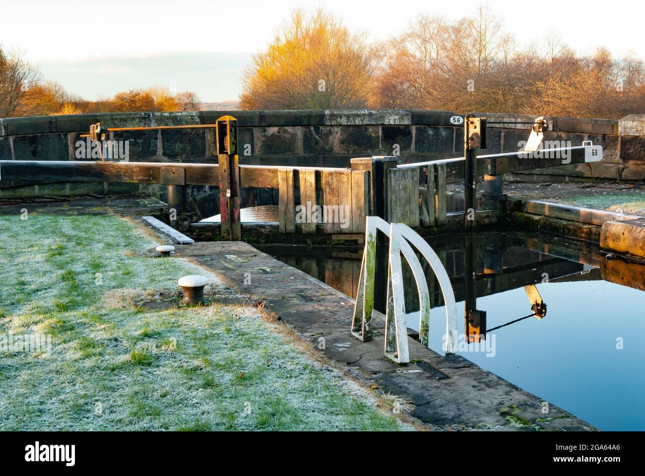 A cold and frosty Winter morning at Wigan Flight lock 69 and bridge 56 ...