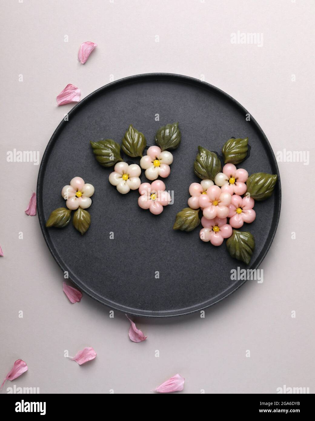 Flower rice cake on black plate Stock Photo - Alamy