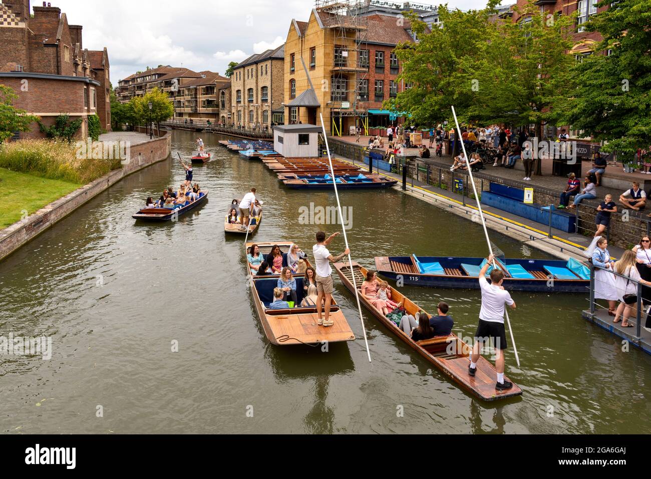 CAMBRIDGE ENGLAND RIVER CAM TOURISM AND TOURISTS UNDER MAGDALENE BRIDGE ...