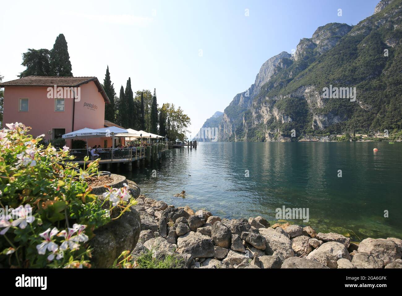 View of Lake Garda with Bar gelateria Punta Lido Stock Photo - Alamy