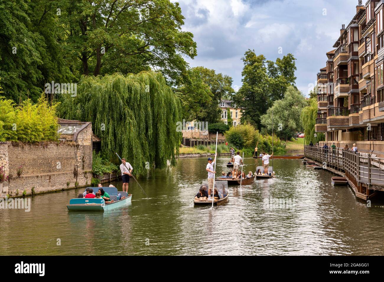 CAMBRIDGE ENGLAND THE RIVER CAM TOURISM AND TOURISTS UNDER MAGDALENE ...
